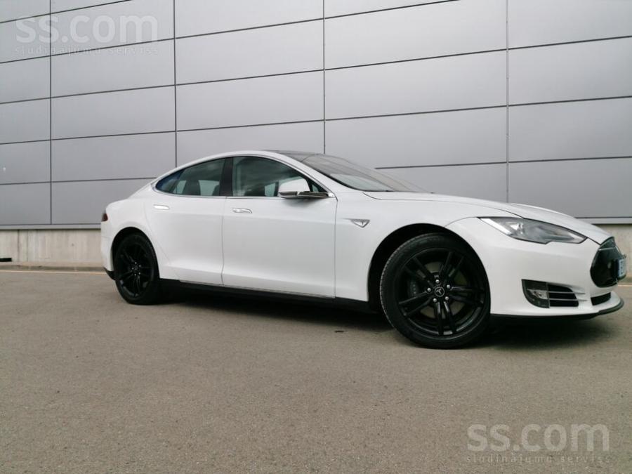 White Tesla Model S 2015 in Riga, with an engine capacity of 0.00 L and mileage of 114 thousand km for 18150 €, photo 12 on AUTOMOTO.COM.LV