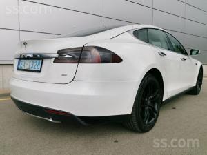 White Tesla Model S 2015 in Riga, with an engine capacity of 0.00 L and mileage of 114 thousand km for 18150 €, photo 13 on AUTOMOTO.COM.LV