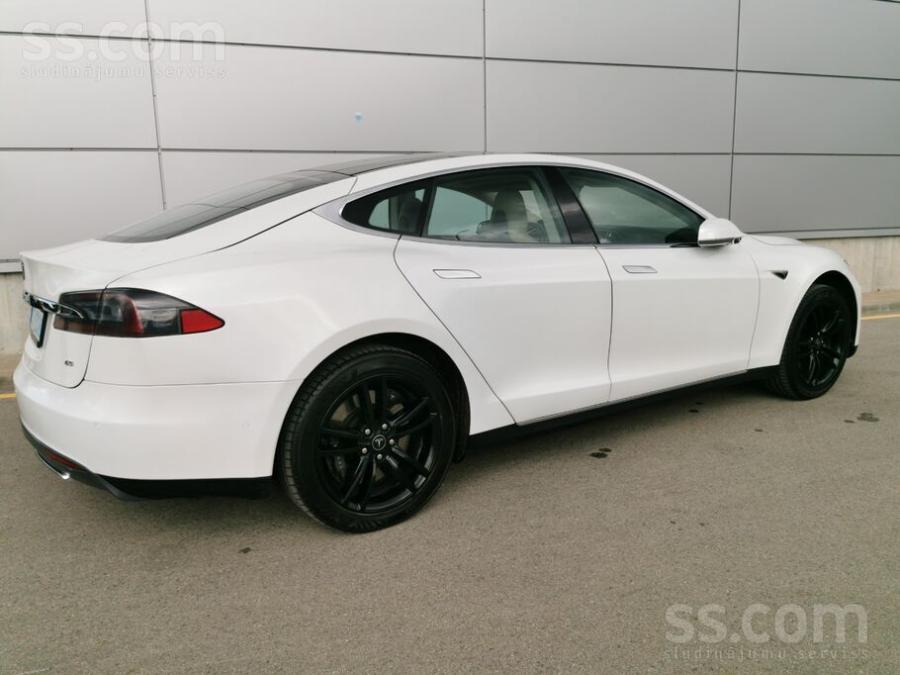 White Tesla Model S 2015 in Riga, with an engine capacity of 0.00 L and mileage of 114 thousand km for 18150 €, photo 14 on AUTOMOTO.COM.LV
