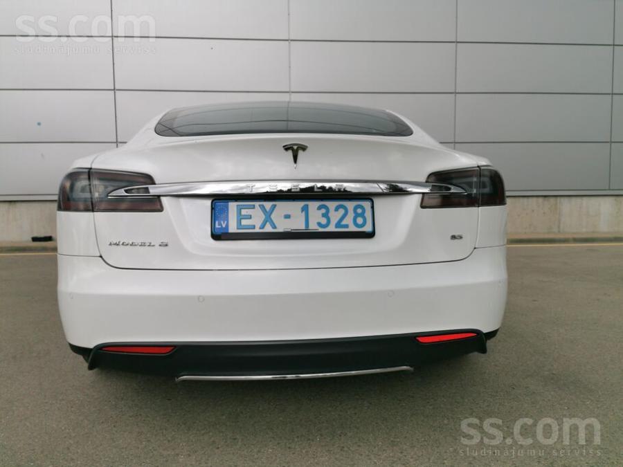 White Tesla Model S 2015 in Riga, with an engine capacity of 0.00 L and mileage of 114 thousand km for 18150 €, photo 20 on AUTOMOTO.COM.LV