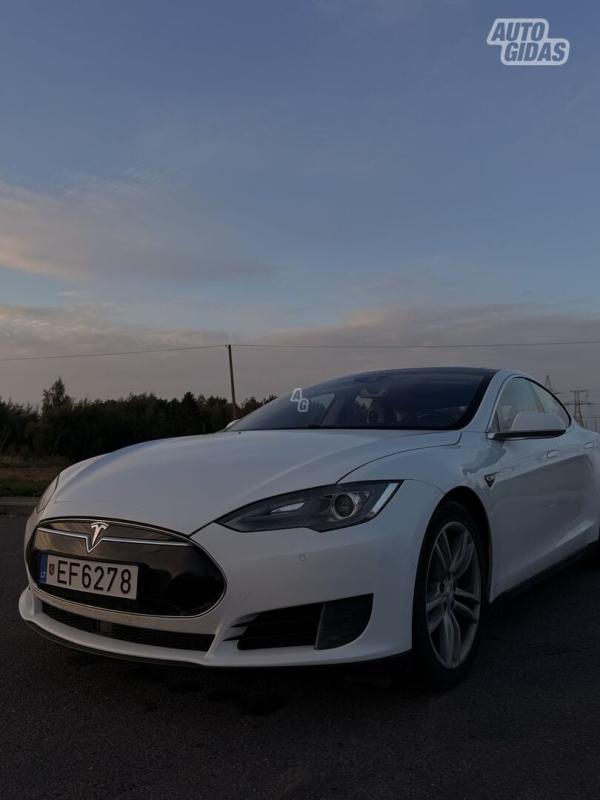 Balts Tesla Model S 2015 Viļņa, ar dzinēja tilpumu 0.00 L un nobraukumu 215 tūkst. km par 17500 €, foto 4 vietnē AUTOMOTO.COM.LV