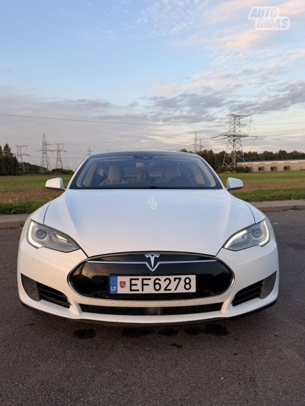 Balts Tesla Model S 2015 Viļņa, ar dzinēja tilpumu 0.00 L un nobraukumu 215 tūkst. km par 17500 €, foto 5 vietnē AUTOMOTO.COM.LV