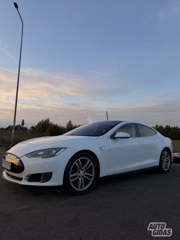 Balts Tesla Model S 2015 Viļņa, ar dzinēja tilpumu 0.00 L un nobraukumu 215 tūkst. km par 17500 €, foto 8 vietnē AUTOMOTO.COM.LV
