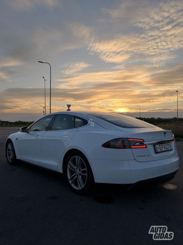 Balts Tesla Model S 2015 Viļņa, ar dzinēja tilpumu 0.00 L un nobraukumu 215 tūkst. km par 17500 €, foto 11 vietnē AUTOMOTO.COM.LV