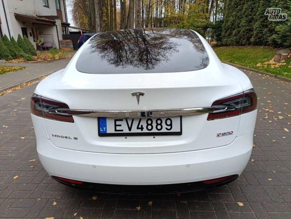 White Tesla Model S 2016 in Vilnius, with an engine capacity of 0.00 L and mileage of 32 thousand km for 25700 €, photo 5 on AUTOMOTO.COM.LV