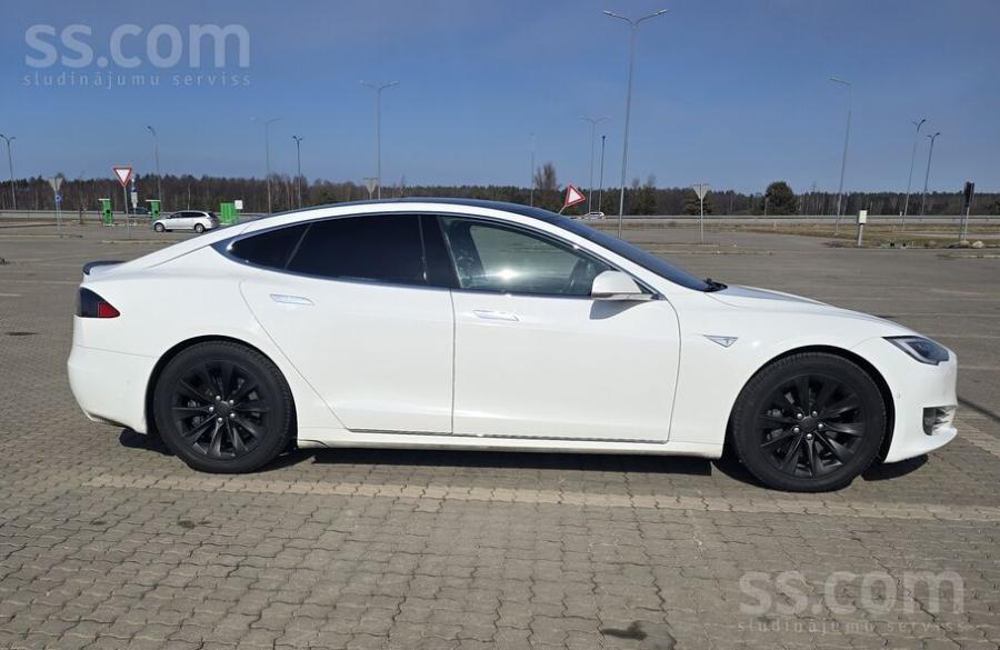 White Tesla Model S 2016 in Riga, with an engine capacity of 0.00 L and mileage of 187 thousand km for 18990 €, photo 2 on AUTOMOTO.COM.LV