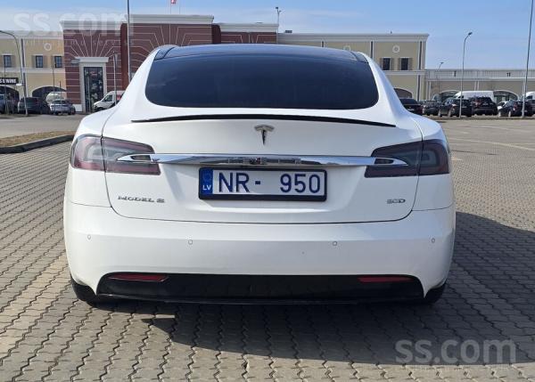 White Tesla Model S 2016 in Riga, with an engine capacity of 0.00 L and mileage of 187 thousand km for 18990 €, photo 4 on AUTOMOTO.COM.LV
