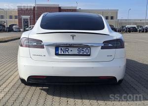 White Tesla Model S 2016 in Riga, with an engine capacity of 0.00 L and mileage of 187 thousand km for 18990 €, photo 4 on AUTOMOTO.COM.LV