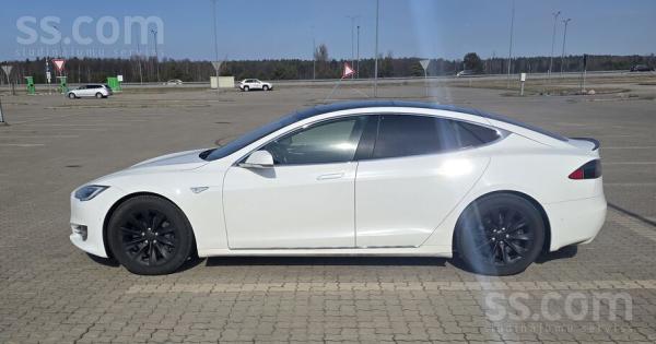 White Tesla Model S 2016 in Riga, with an engine capacity of 0.00 L and mileage of 187 thousand km for 18990 €, photo 6 on AUTOMOTO.COM.LV