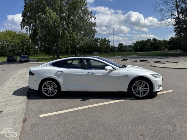 White Tesla Model S 2016 in Kaunas, with an engine capacity of 0.00 L and mileage of 288 thousand km for 17000 €, photo 4 on AUTOMOTO.COM.LV