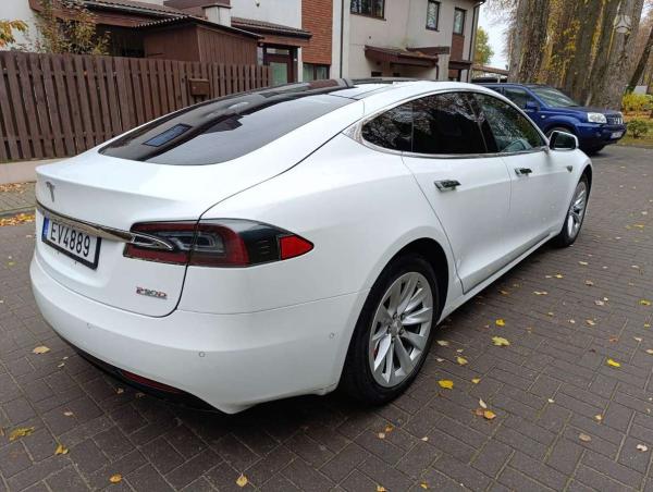 White Tesla Model S 2016 in Vilnius, with an engine capacity of 0.00 L and mileage of 32 thousand km for 25700 €, photo 3 on AUTOMOTO.COM.LV