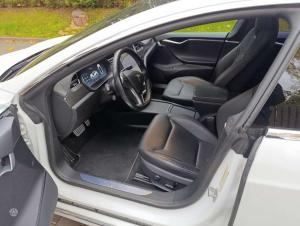 White Tesla Model S 2016 in Vilnius, with an engine capacity of 0.00 L and mileage of 32 thousand km for 25700 €, photo 7 on AUTOMOTO.COM.LV