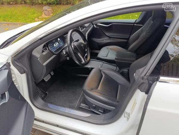 White Tesla Model S 2016 in Vilnius, with an engine capacity of 0.00 L and mileage of 32 thousand km for 25700 €, photo 6 on AUTOMOTO.COM.LV