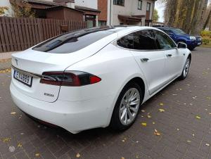 White Tesla Model S 2016 in Vilnius, with an engine capacity of 0.00 L and mileage of 32 thousand km for 25700 €, photo 4 on AUTOMOTO.COM.LV