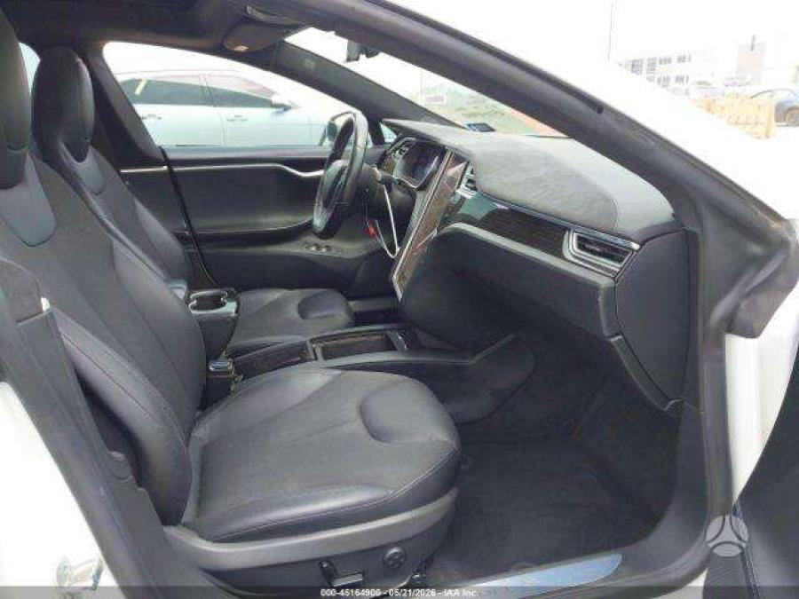 White Tesla Model S 2016 in Klaipeda, with an engine capacity of 0.00 L and mileage of 119 thousand km for 5300 €, photo 6 on AUTOMOTO.COM.LV