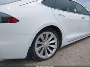 White Tesla Model S 2016 in Klaipeda, with an engine capacity of 0.00 L and mileage of 119 thousand km for 5300 €, photo 7 on AUTOMOTO.COM.LV