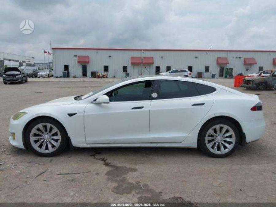 White Tesla Model S 2016 in Klaipeda, with an engine capacity of 0.00 L and mileage of 119 thousand km for 5300 €, photo 16 on AUTOMOTO.COM.LV
