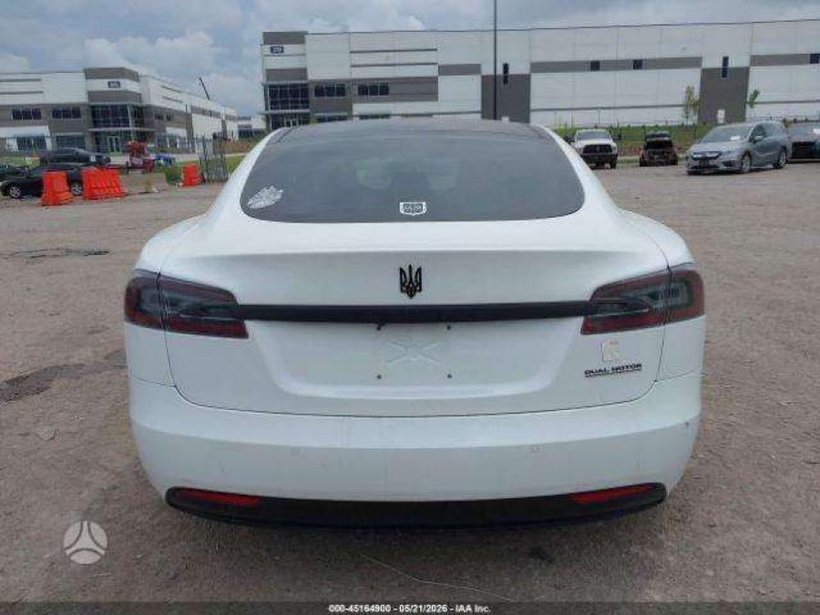 White Tesla Model S 2016 in Klaipeda, with an engine capacity of 0.00 L and mileage of 119 thousand km for 5300 €, photo 18 on AUTOMOTO.COM.LV