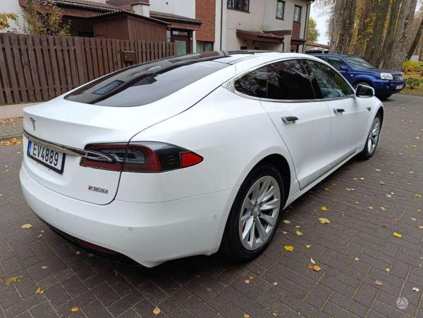 White Tesla Model S 2016 in Vilnius, with an engine capacity of 0.00 L and mileage of 33 thousand km for 25700 €, photo 3 on AUTOMOTO.COM.LV