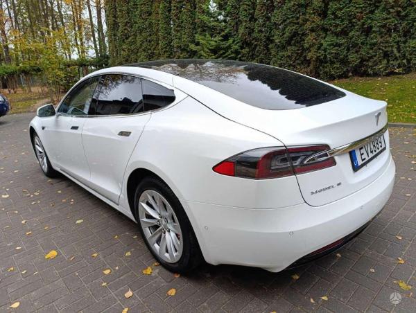 White Tesla Model S 2016 in Vilnius, with an engine capacity of 0.00 L and mileage of 33 thousand km for 25700 €, photo 4 on AUTOMOTO.COM.LV