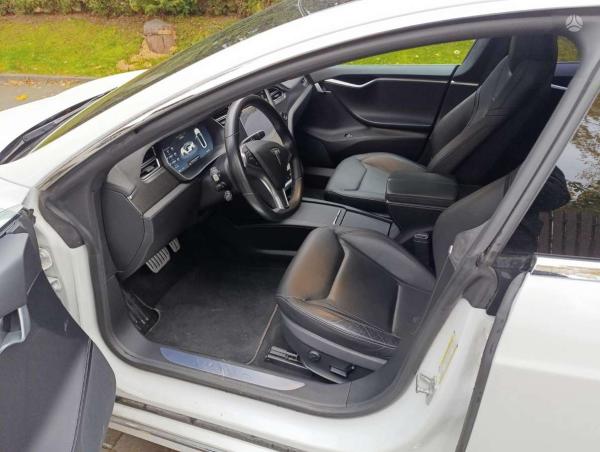 White Tesla Model S 2016 in Vilnius, with an engine capacity of 0.00 L and mileage of 33 thousand km for 25700 €, photo 6 on AUTOMOTO.COM.LV