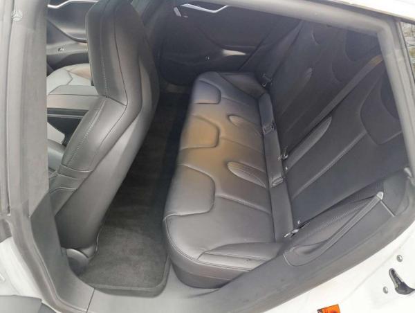 White Tesla Model S 2016 in Vilnius, with an engine capacity of 0.00 L and mileage of 33 thousand km for 25700 €, photo 9 on AUTOMOTO.COM.LV