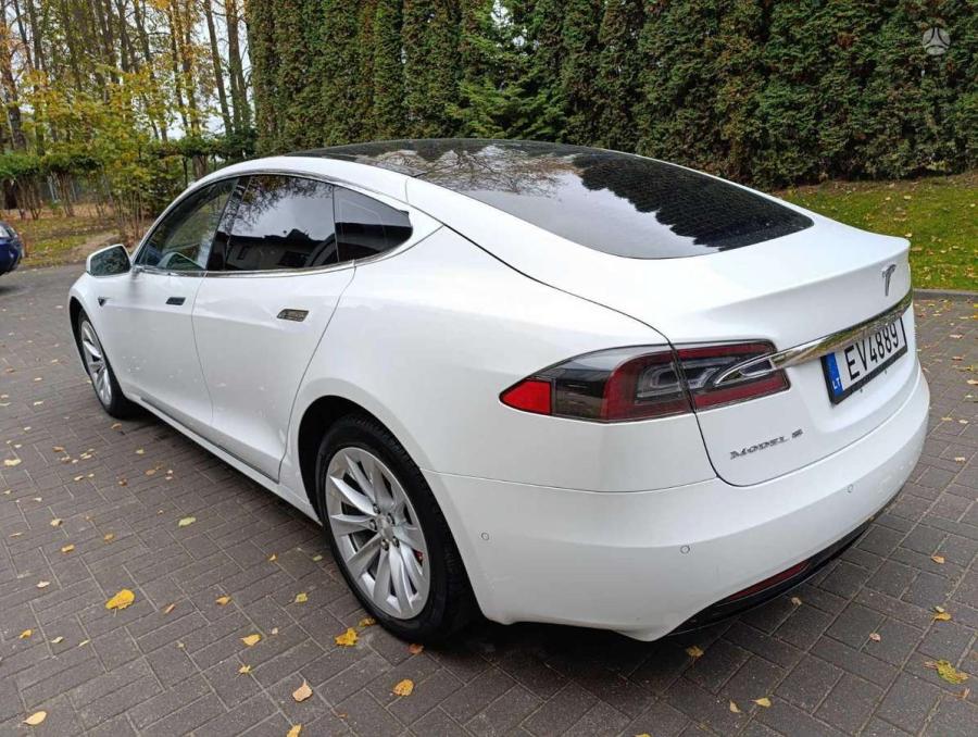 White Tesla Model S 2016 in Vilnius, with an engine capacity of 0.00 L and mileage of 32 thousand km for 25700 €, photo 5 on AUTOMOTO.COM.LV