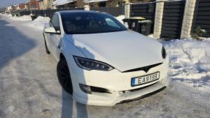 White Tesla Model S 2017 in Klaipeda, with an engine capacity of 0.00 L and mileage of 43 thousand km for 25000 €, photo 2 on AUTOMOTO.COM.LV