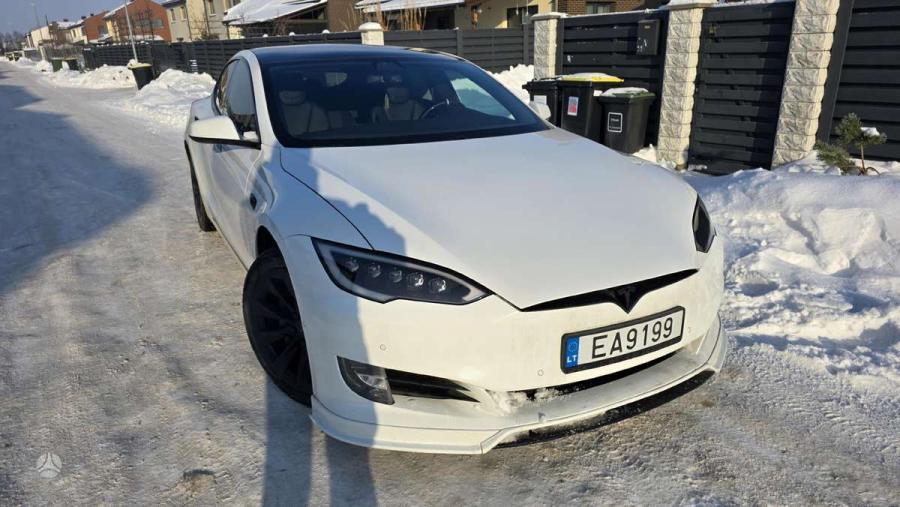 White Tesla Model S 2017 in Klaipeda, with an engine capacity of 0.00 L and mileage of 43 thousand km for 25000 €, photo 2 on AUTOMOTO.COM.LV