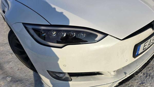 White Tesla Model S 2017 in Klaipeda, with an engine capacity of 0.00 L and mileage of 43 thousand km for 25000 €, photo 3 on AUTOMOTO.COM.LV