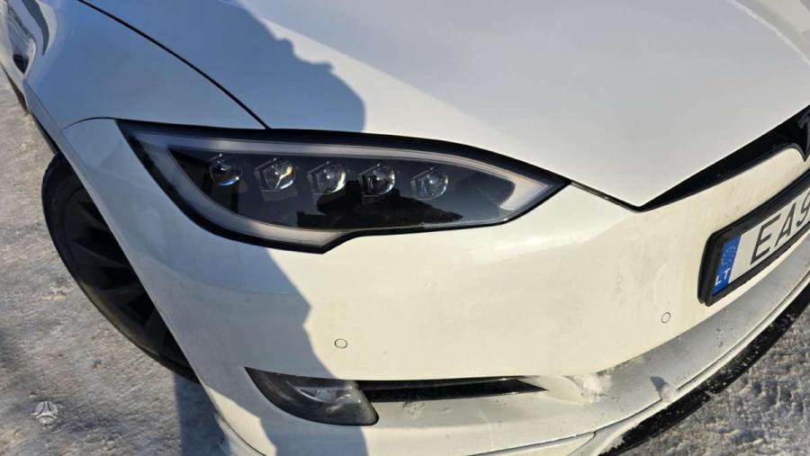 White Tesla Model S 2017 in Klaipeda, with an engine capacity of 0.00 L and mileage of 43 thousand km for 25000 €, photo 3 on AUTOMOTO.COM.LV