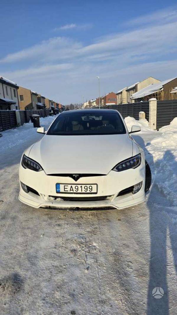 White Tesla Model S 2017 in Klaipeda, with an engine capacity of 0.00 L and mileage of 43 thousand km for 25000 €, photo 4 on AUTOMOTO.COM.LV