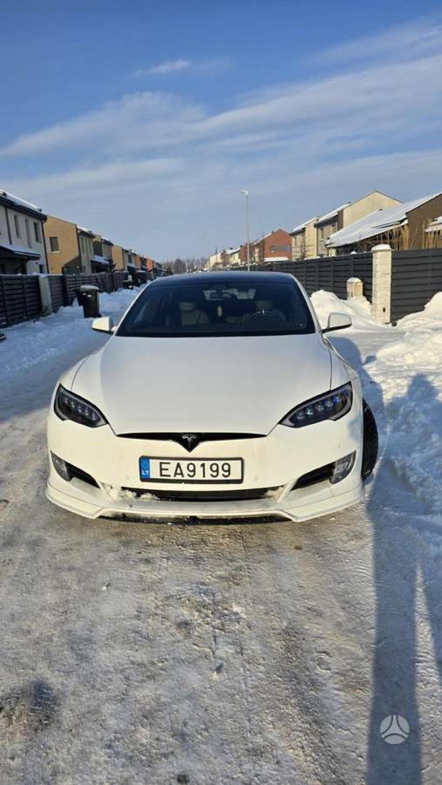 White Tesla Model S 2017 in Klaipeda, with an engine capacity of 0.00 L and mileage of 43 thousand km for 25000 €, photo 4 on AUTOMOTO.COM.LV