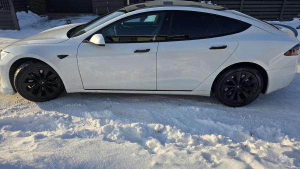 White Tesla Model S 2017 in Klaipeda, with an engine capacity of 0.00 L and mileage of 43 thousand km for 25000 €, photo 5 on AUTOMOTO.COM.LV