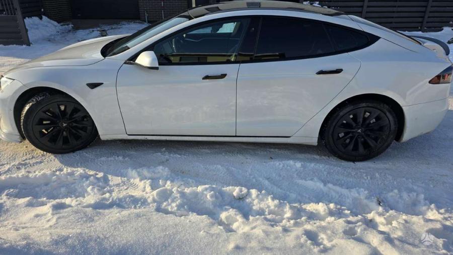 White Tesla Model S 2017 in Klaipeda, with an engine capacity of 0.00 L and mileage of 43 thousand km for 25000 €, photo 5 on AUTOMOTO.COM.LV