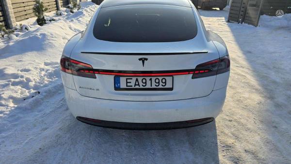 White Tesla Model S 2017 in Klaipeda, with an engine capacity of 0.00 L and mileage of 43 thousand km for 25000 €, photo 8 on AUTOMOTO.COM.LV