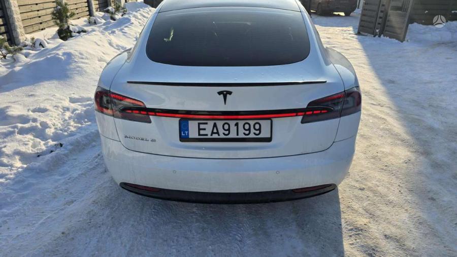 White Tesla Model S 2017 in Klaipeda, with an engine capacity of 0.00 L and mileage of 43 thousand km for 25000 €, photo 8 on AUTOMOTO.COM.LV