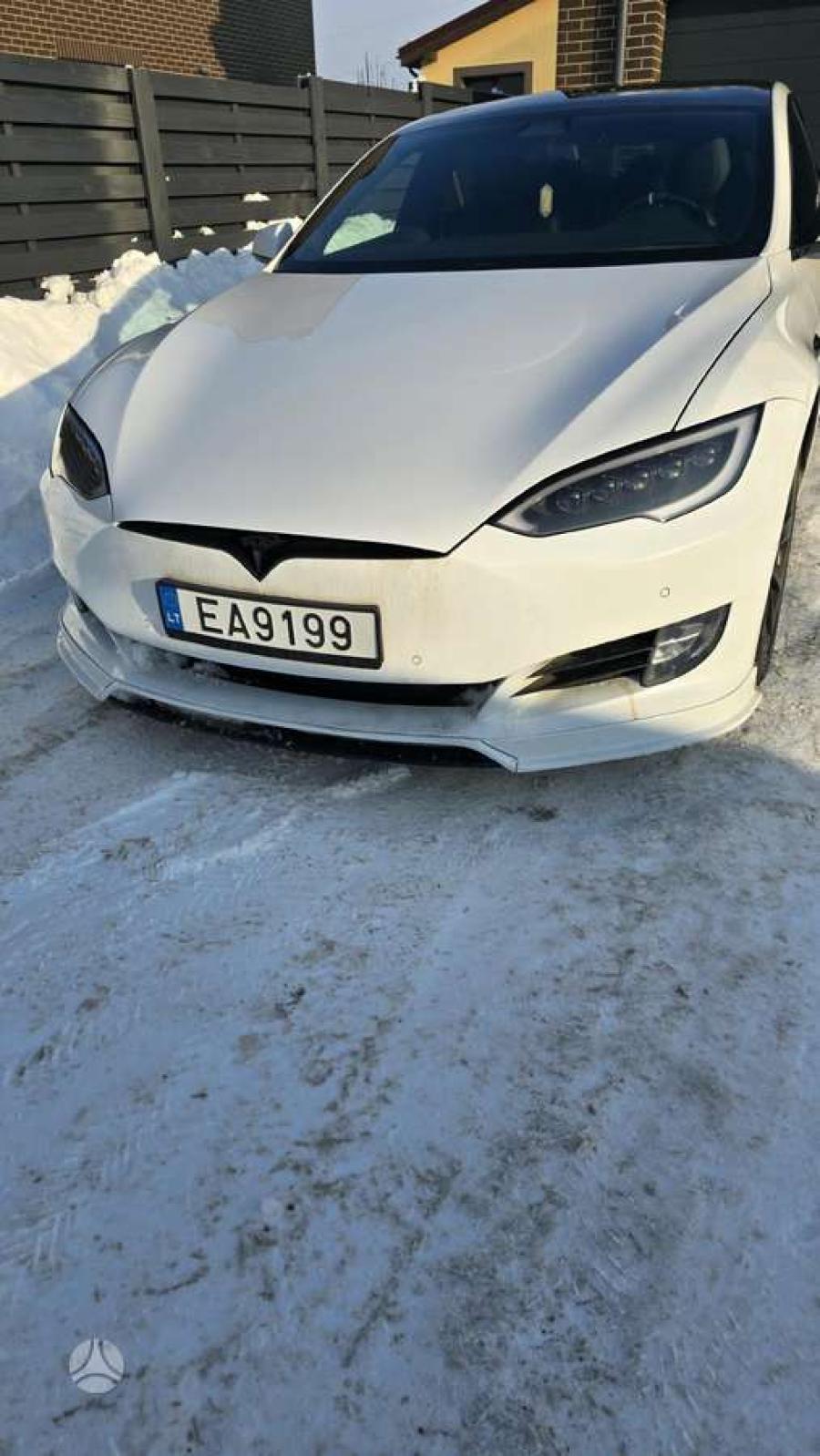 White Tesla Model S 2017 in Klaipeda, with an engine capacity of 0.00 L and mileage of 43 thousand km for 25000 €, photo 14 on AUTOMOTO.COM.LV