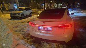 White Tesla Model S 2017 in Klaipeda, with an engine capacity of 0.00 L and mileage of 43 thousand km for 25000 €, photo 17 on AUTOMOTO.COM.LV