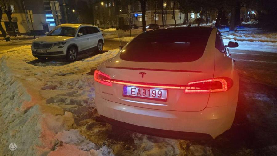 White Tesla Model S 2017 in Klaipeda, with an engine capacity of 0.00 L and mileage of 43 thousand km for 25000 €, photo 17 on AUTOMOTO.COM.LV