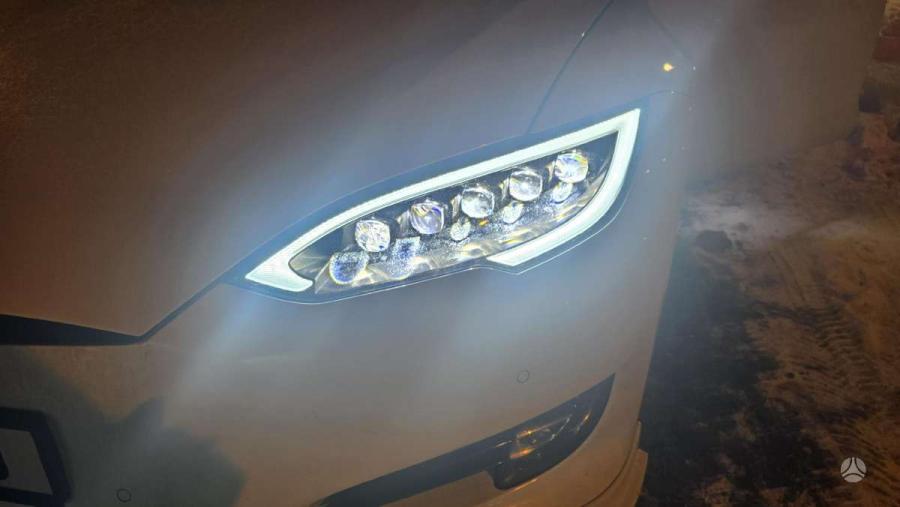 White Tesla Model S 2017 in Klaipeda, with an engine capacity of 0.00 L and mileage of 43 thousand km for 25000 €, photo 18 on AUTOMOTO.COM.LV