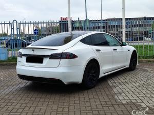 White Tesla Model S 2017 in Avizieniai, with an engine capacity of 0.00 L and mileage of 45 thousand km for 21900 €, photo 3 on AUTOMOTO.COM.LV