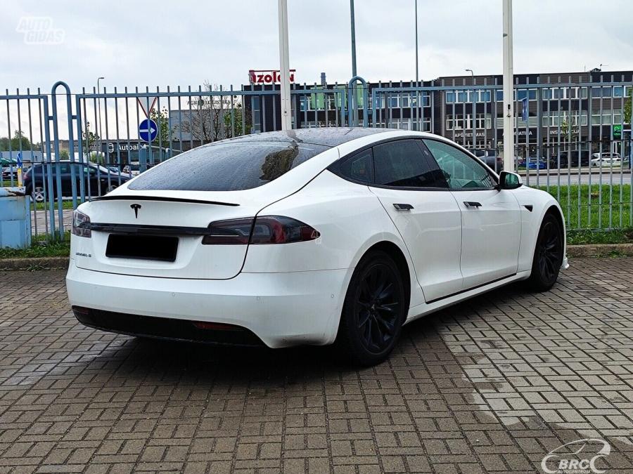 White Tesla Model S 2017 in Avizieniai, with an engine capacity of 0.00 L and mileage of 45 thousand km for 21900 €, photo 3 on AUTOMOTO.COM.LV