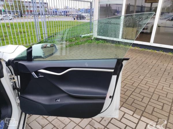 White Tesla Model S 2017 in Avizieniai, with an engine capacity of 0.00 L and mileage of 45 thousand km for 21900 €, photo 6 on AUTOMOTO.COM.LV