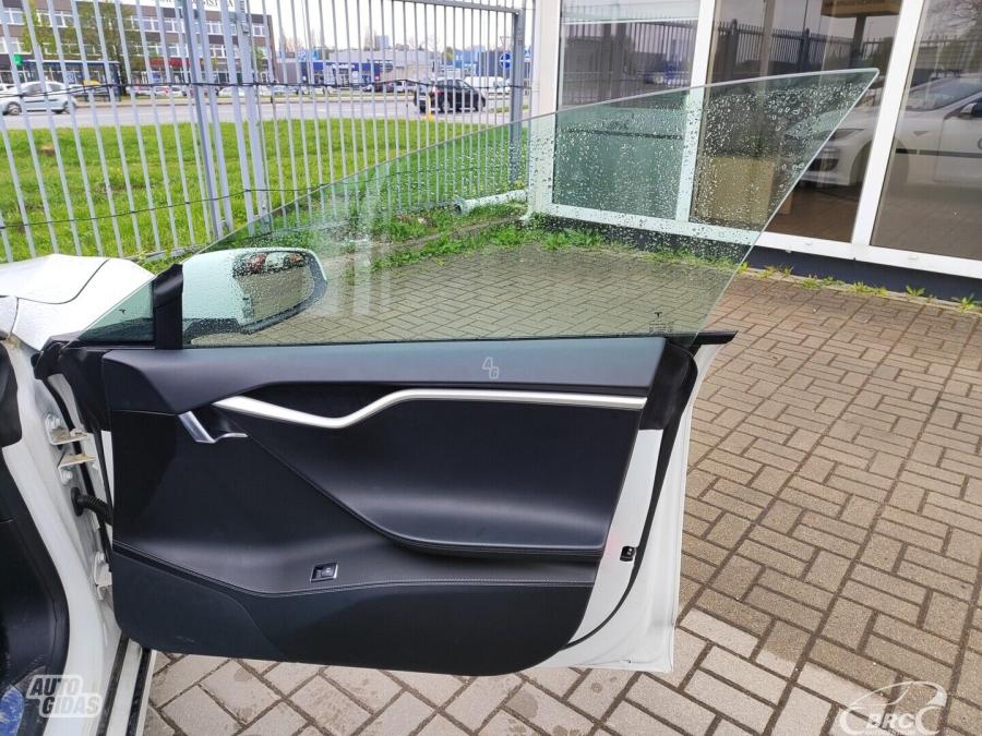 White Tesla Model S 2017 in Avizieniai, with an engine capacity of 0.00 L and mileage of 45 thousand km for 21900 €, photo 7 on AUTOMOTO.COM.LV