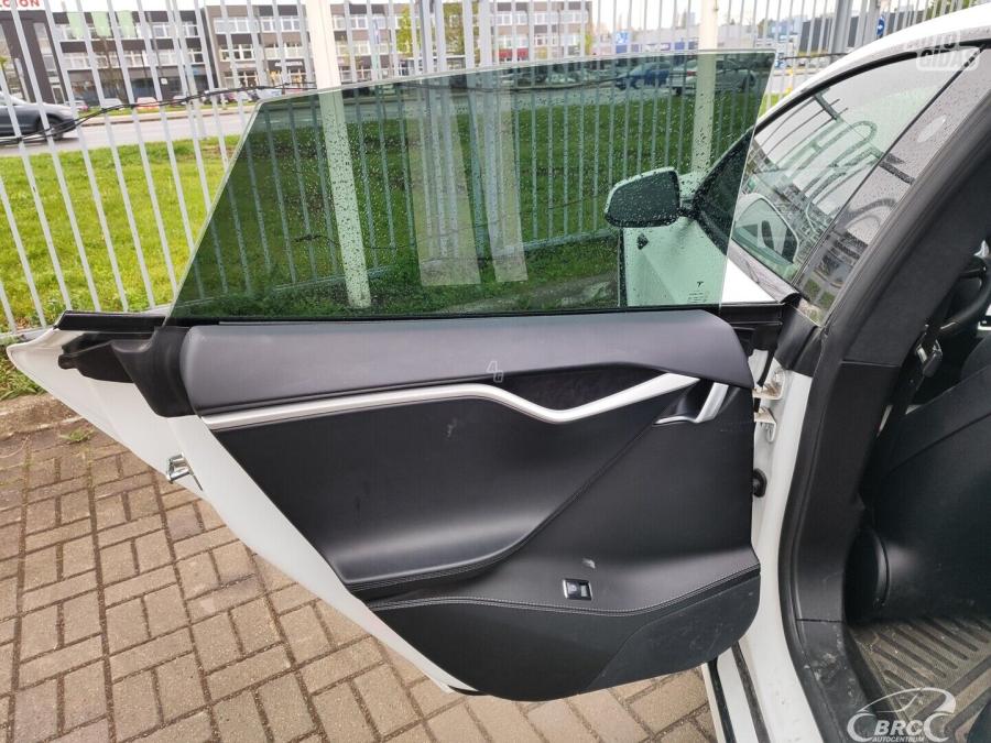 White Tesla Model S 2017 in Avizieniai, with an engine capacity of 0.00 L and mileage of 45 thousand km for 21900 €, photo 15 on AUTOMOTO.COM.LV