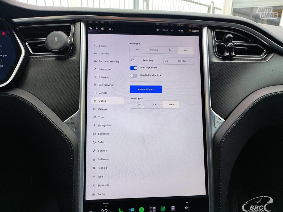 White Tesla Model S 2017 in Avizieniai, with an engine capacity of 0.00 L and mileage of 45 thousand km for 21900 €, photo 37 on AUTOMOTO.COM.LV