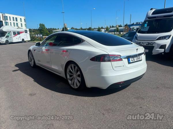 White Tesla Model S 2017 in Tallinn, with an engine capacity of 0.00 L and mileage of 208 thousand km for 21000 €, photo 4 on AUTOMOTO.COM.LV