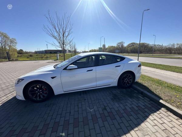 White Tesla Model S 2017 in Klaipeda, with an engine capacity of 0.00 L and mileage of 100 thousand km for 18000 €, photo 1 on AUTOMOTO.COM.LV