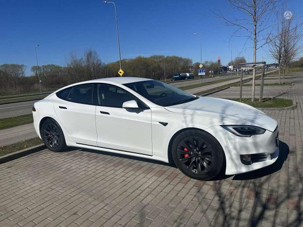 White Tesla Model S 2017 in Klaipeda, with an engine capacity of 0.00 L and mileage of 100 thousand km for 18000 €, photo 4 on AUTOMOTO.COM.LV